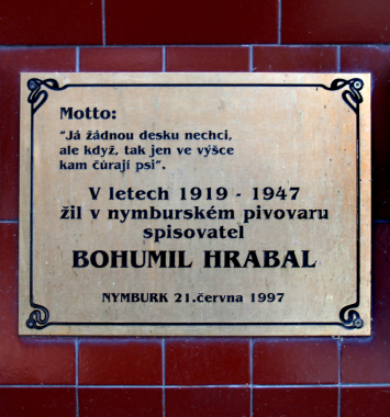 Pamětní deska Bohumila Hrabala na nymburském pivovaru
